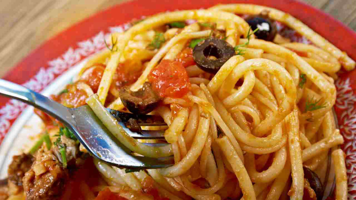 Pasta Puttanesca: Il Segreto per un Pranzo Veloce e Irresistibile in 15 ...