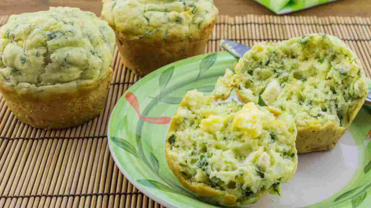 Muffin salati con zucchine e feta: ricetta veloce per uno snack gustoso ...