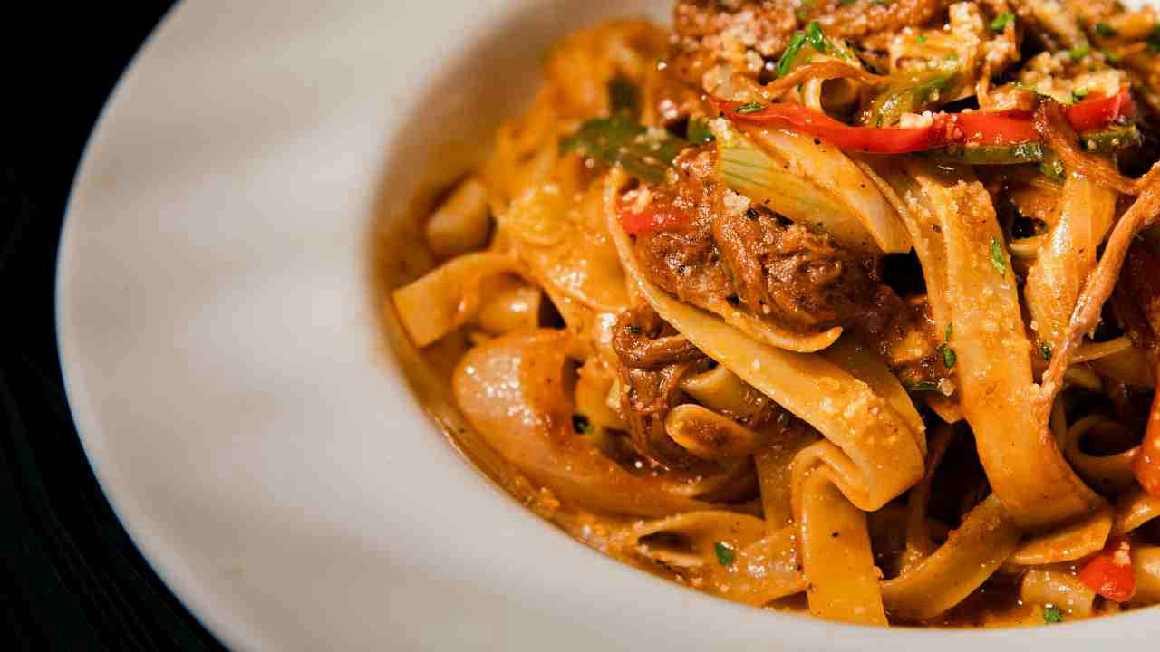 Tagliatelle Fresche: Il Segreto per un Ragù Bianco di Pollo e Funghi ...